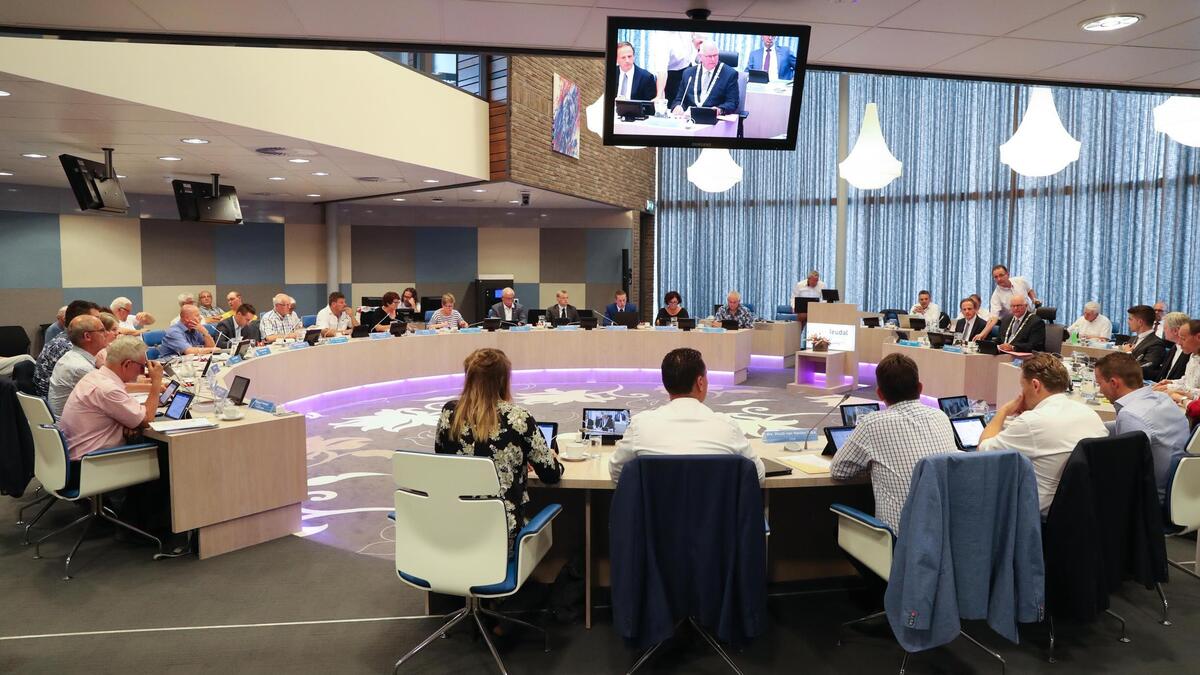 Op de voorgrond in Leudal: de nestor in de raad breekt qua spreektijd ...