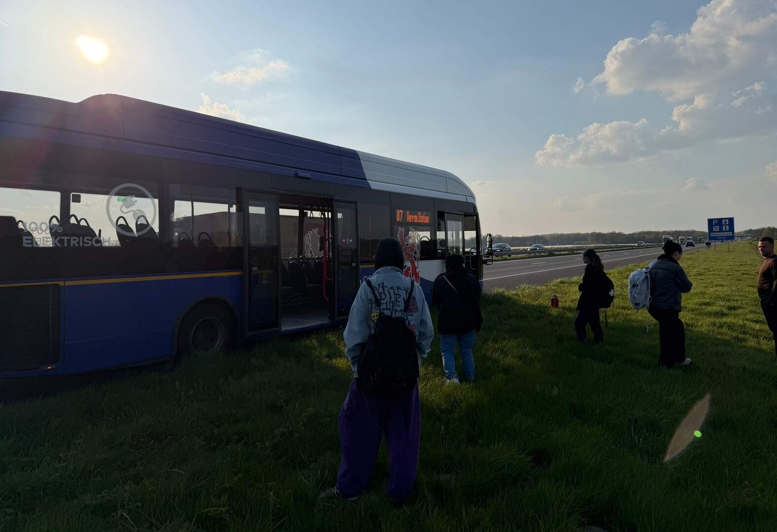 Arriva-bus krijgt klapband op A73: bestuurder van bestelbusje brengt ...