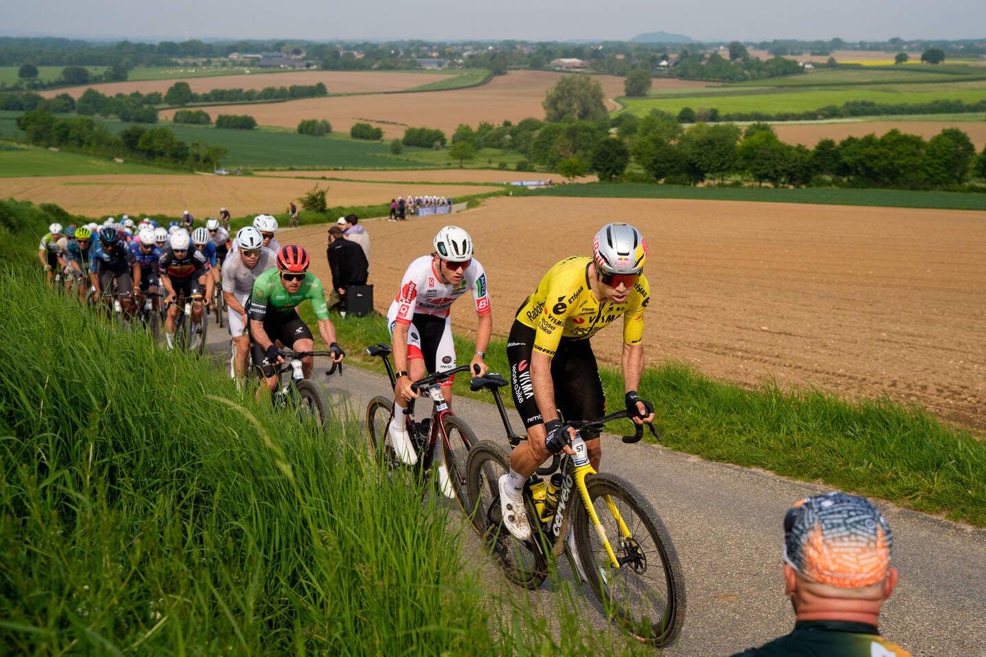 Tussen Van Aert en Vermeersch rijdt Jordan Habets uit Sint-Geertruid ...