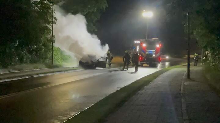 Rijdende auto vat vlam en brandt volledig uit in Landgraaf | De Limburger