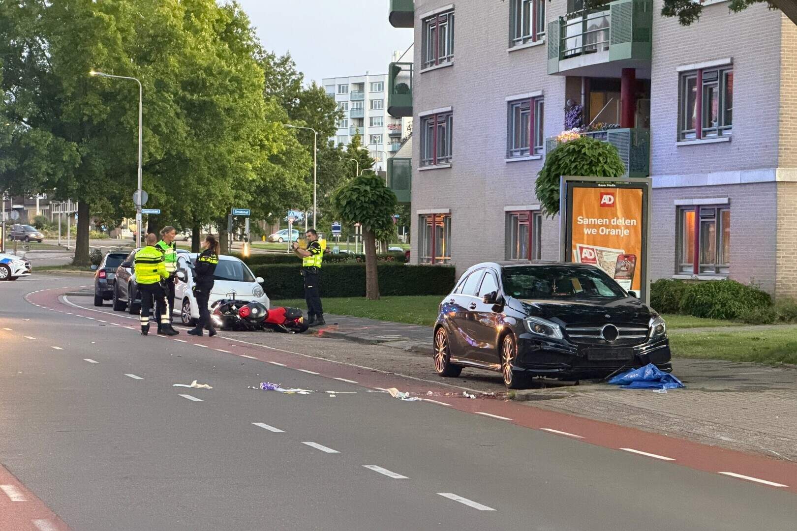 Motorrijder zwaargewond na botsing tegen twee geparkeerde auto’s in ...