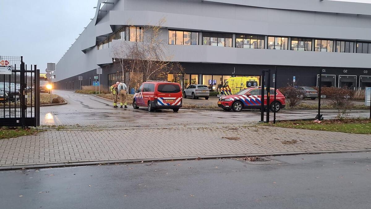 Medewerker logistiek bedrijf Blerick krijgt bijtende stof over zich ...
