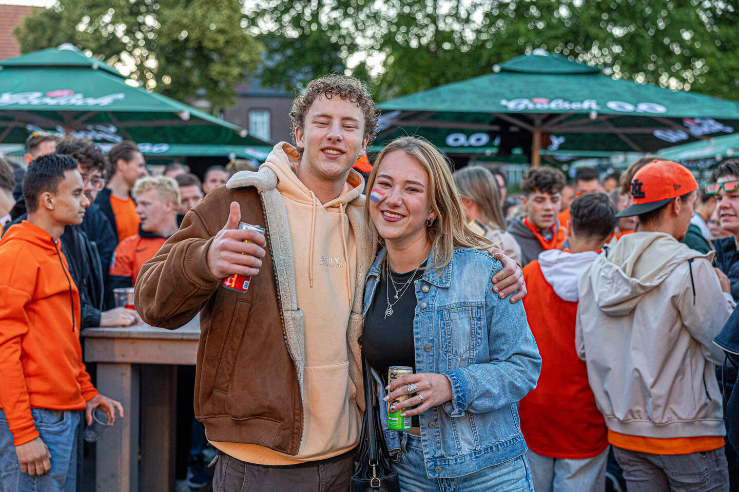 Biertjes en berusting op het WK Oranje Fanplein in Beek: ‘Gezellig hier ...