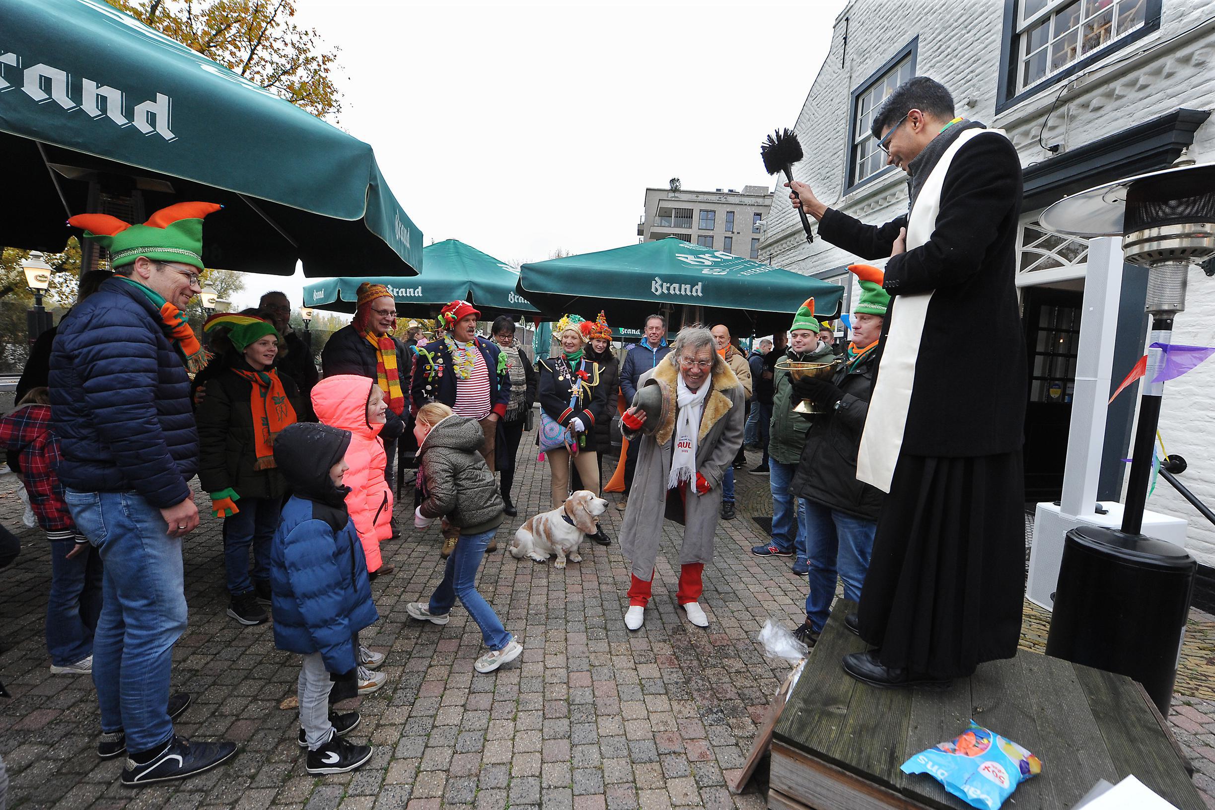 Deelnemers carnavalsoptocht Blerick gezegend: ‘Soms heb je wat hulp van ...