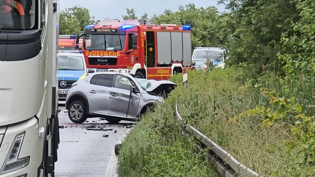 Vrouw komt om het leven bij frontale botsing met vrachtauto vlak over ...