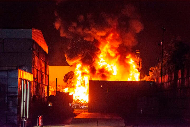 Grote brand bij metaalrecycler, rook trekt richting Swalmen | De Limburger