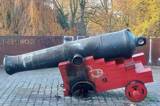 Vandalisme op bastion Haat en Nijd: affuit van kanon beschadigd door ...