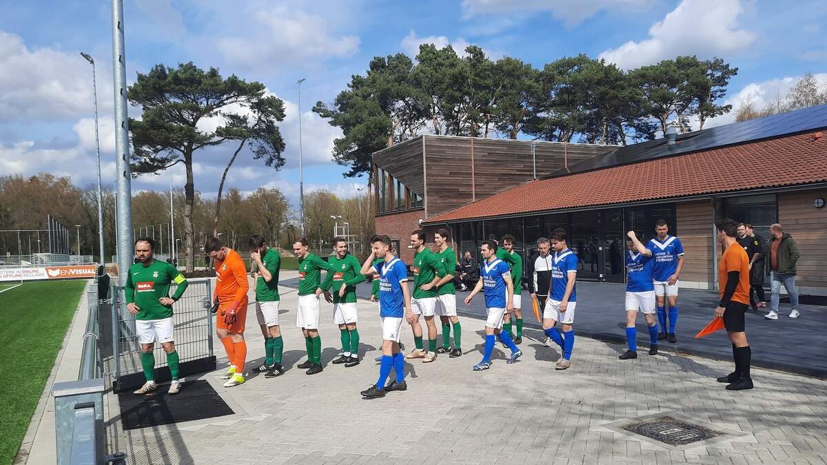 Stormram Noud van Bommel maakt na halve minuut zijn eerste voor FCV ...