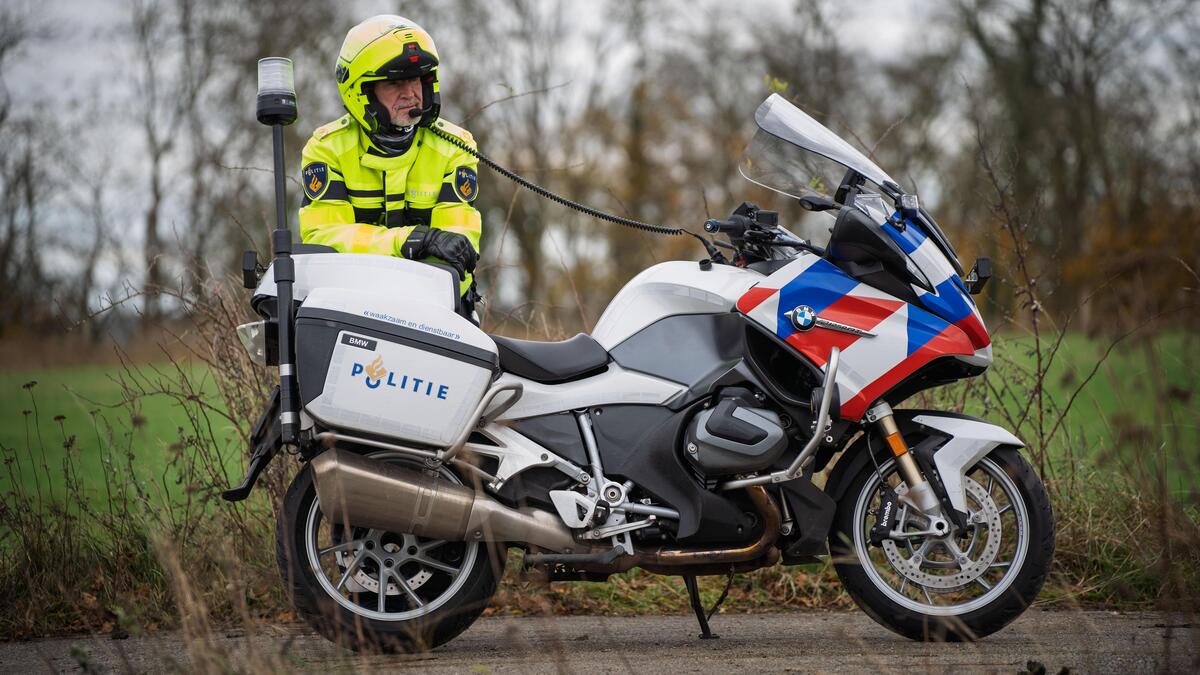 Motoragent Jack werd bijna doodgereden door bestuurder (21) die ...