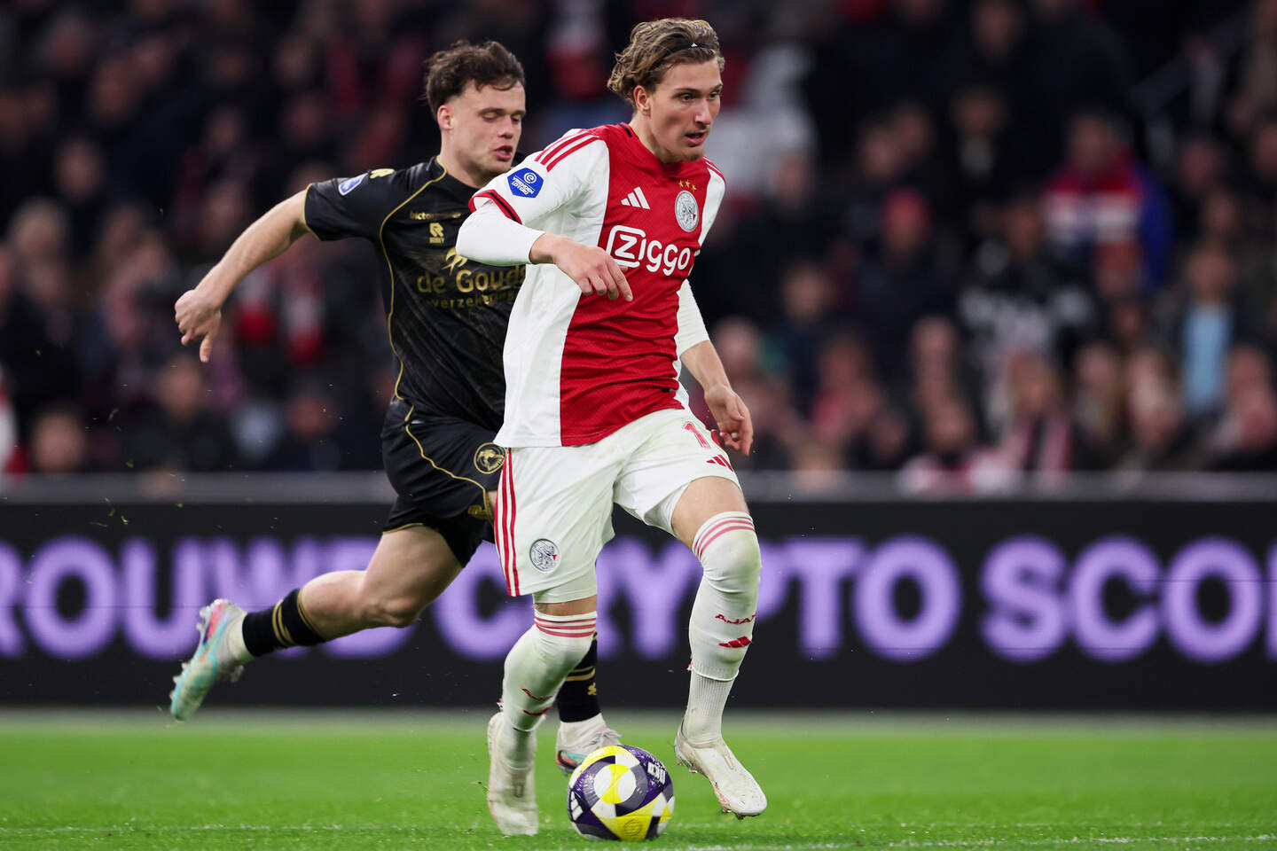 ‘Pure jongen’ Vito van Crooij krijgt van oude bekende een podium om ...