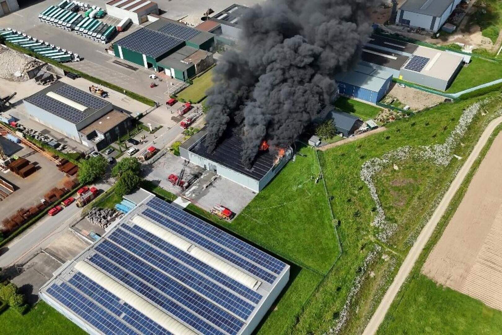 Stukjes zonnepanelen en roetdeeltjes in Limburg aangetroffen na brand ...