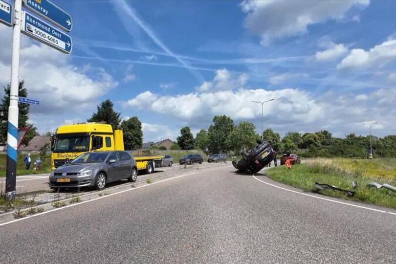 Auto belandt op dak na botsing op kruispunt in Roermond | De Limburger