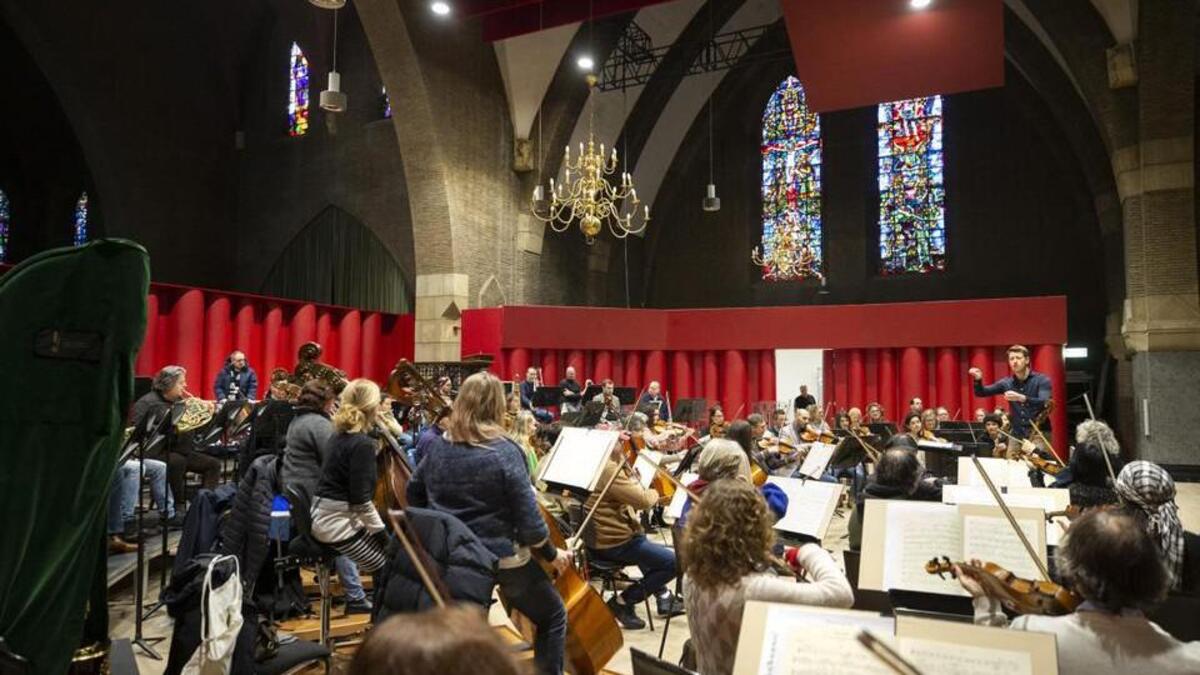 Philharmonie zuidnederland gaat langer door met dirigent Duncan Ward ...