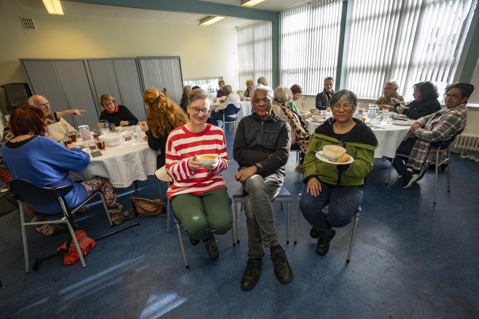 Ronde tafel in lunchcafé van Molukse wijk in Maastricht zet gasten aan ...