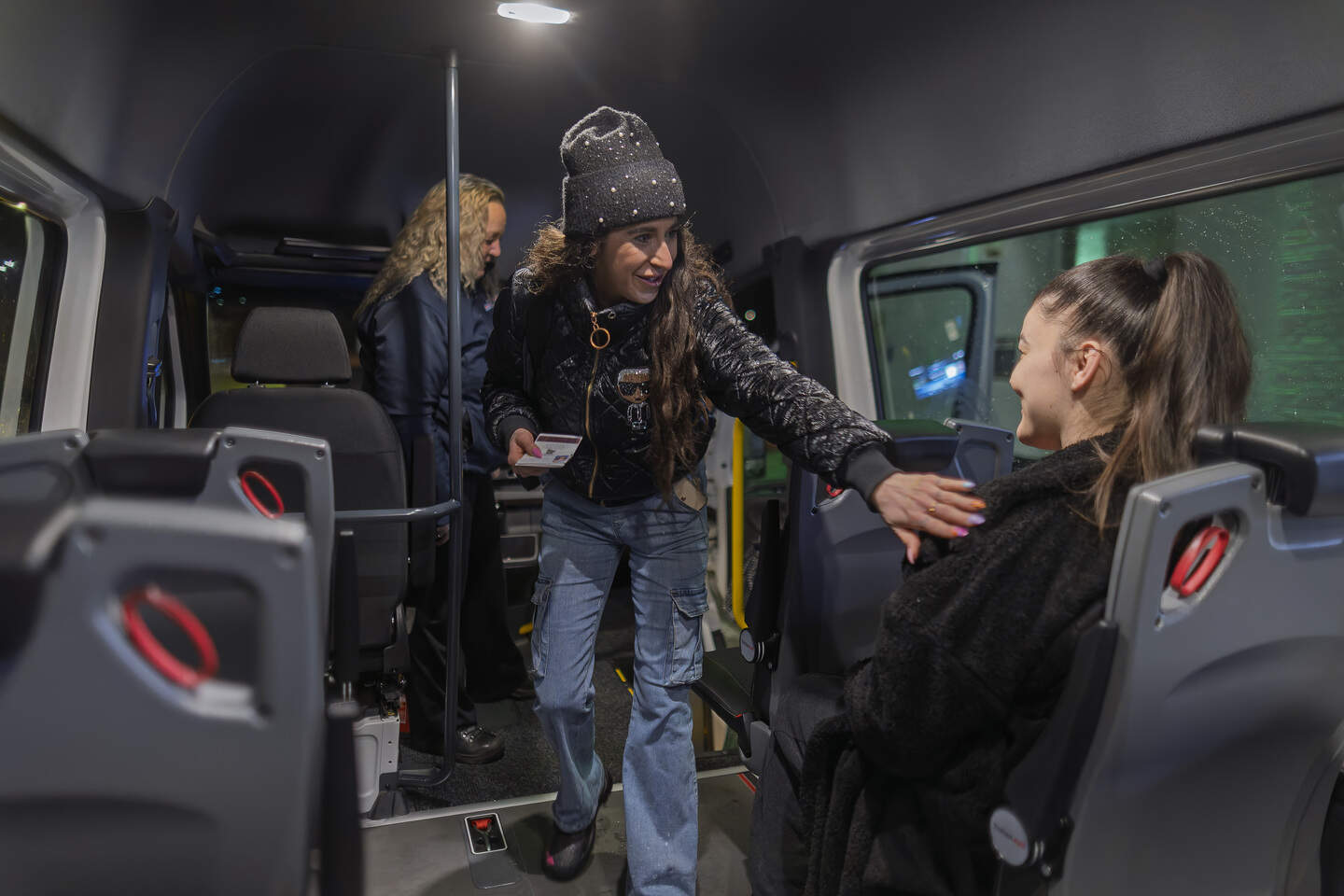 Nevila (25) en Leroy (30) krijgen een woning en vervoer van de baas in ...