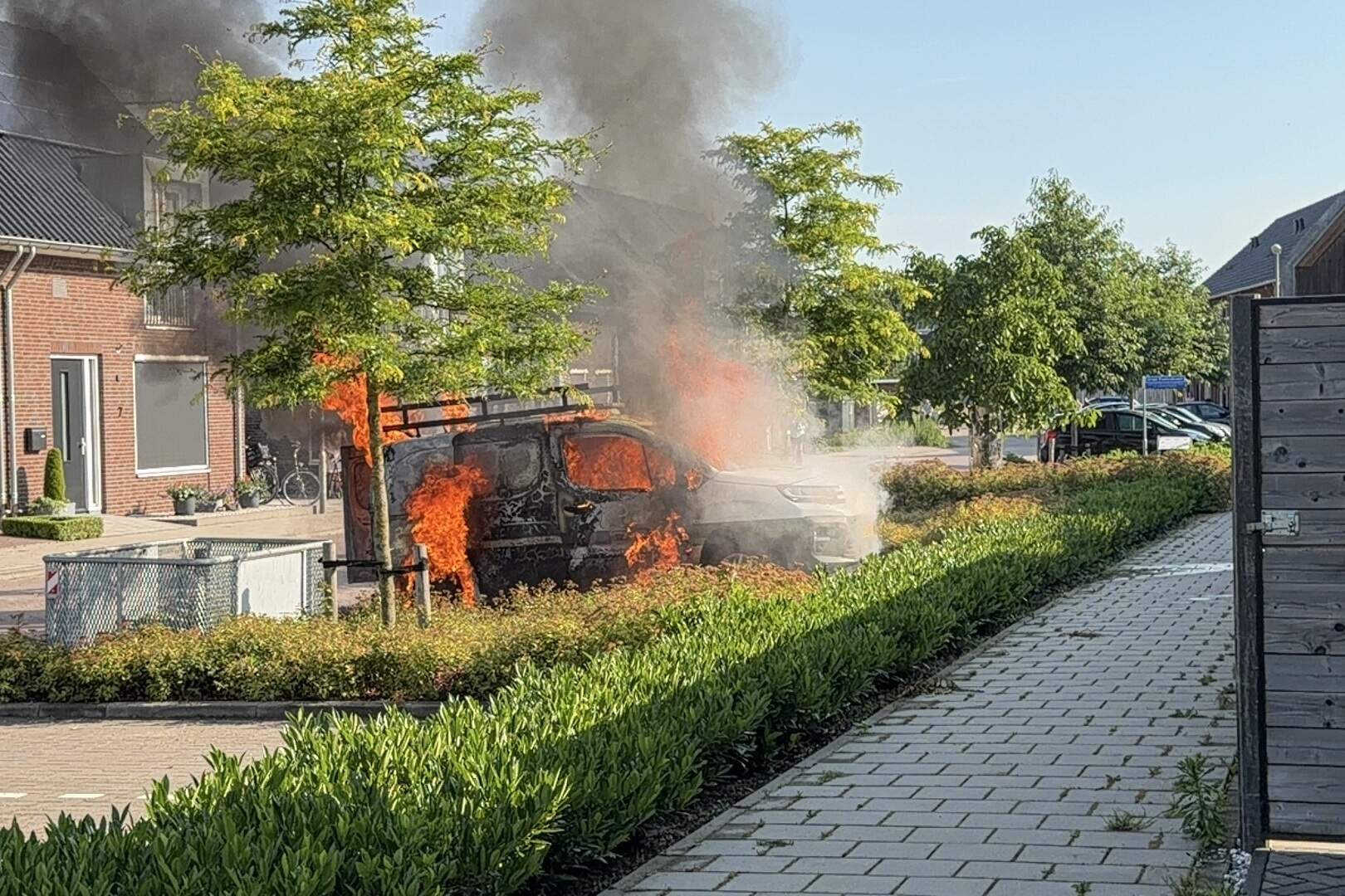 Brand legt auto in America volledig in de as | De Limburger