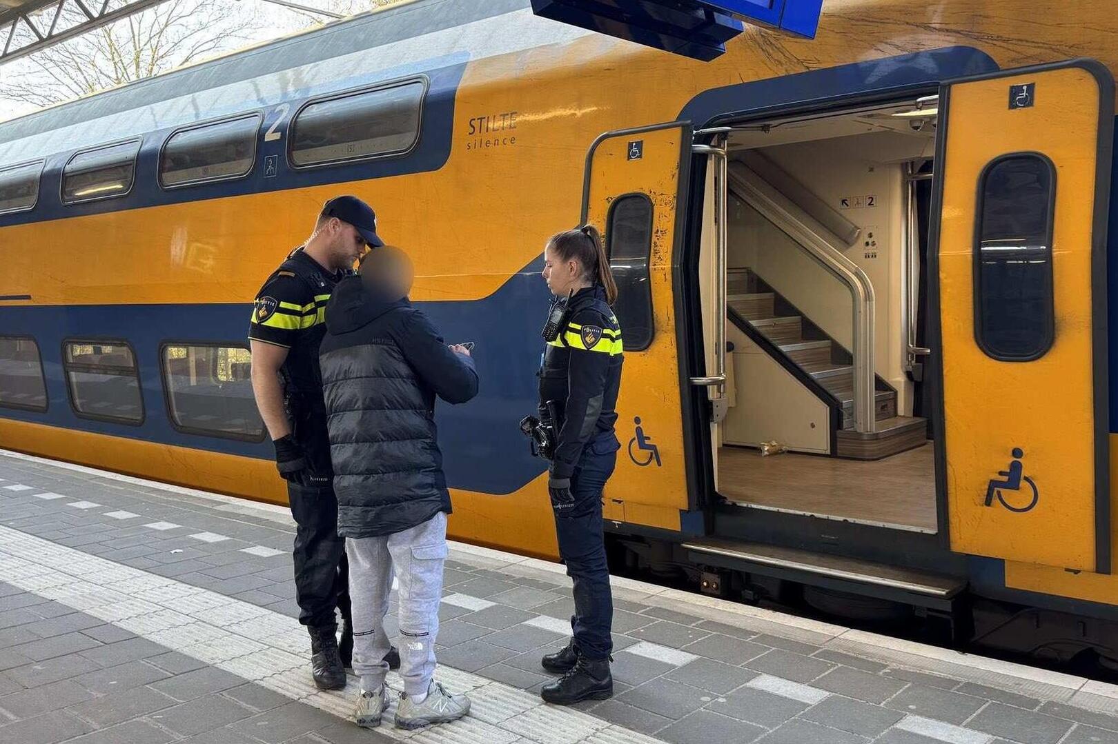 Intercity loopt bijna half uur vertraging op door verhitte reiziger op ...