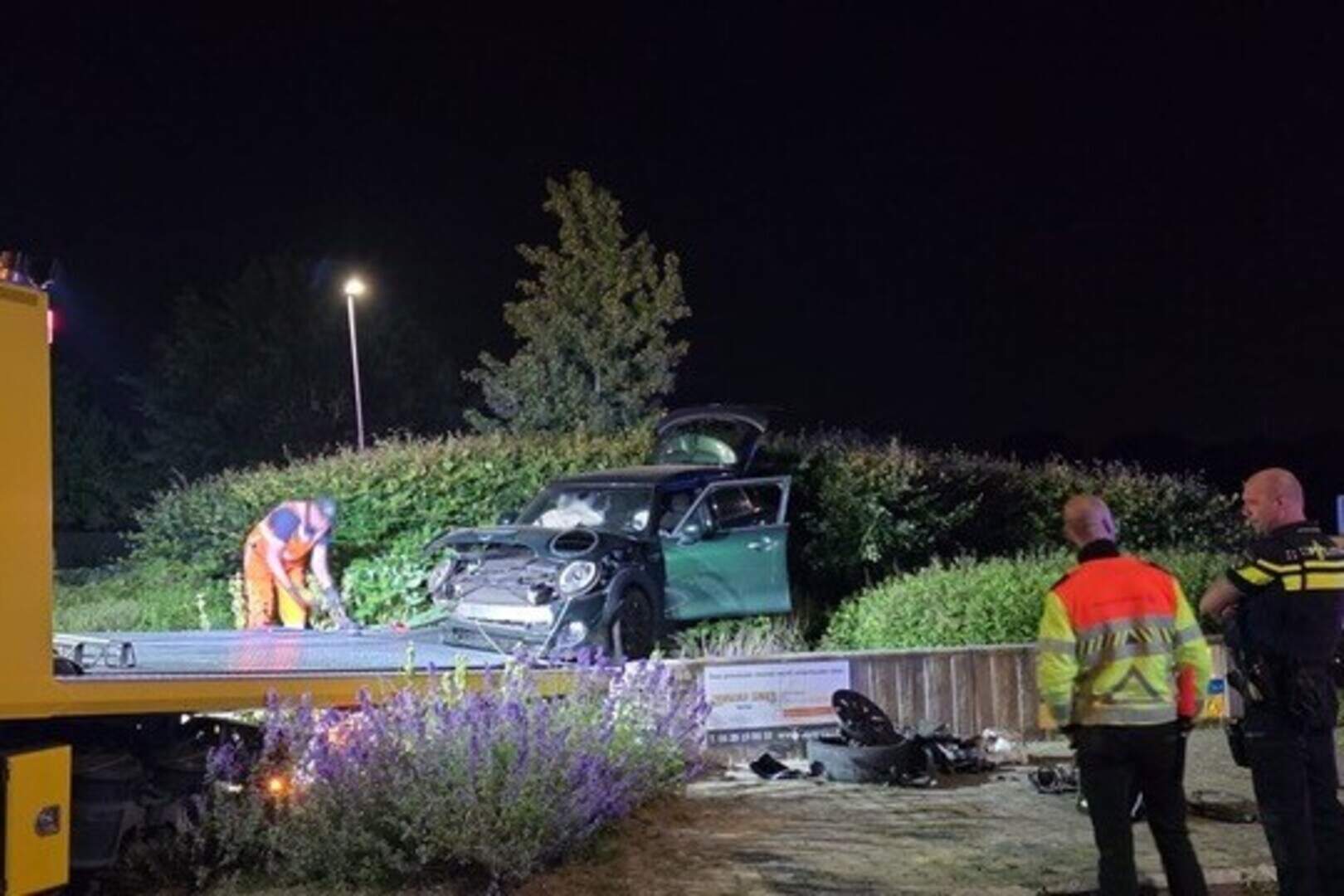 Automobilist gewond nadat hij van weg raakt en op rotonde belandt in ...