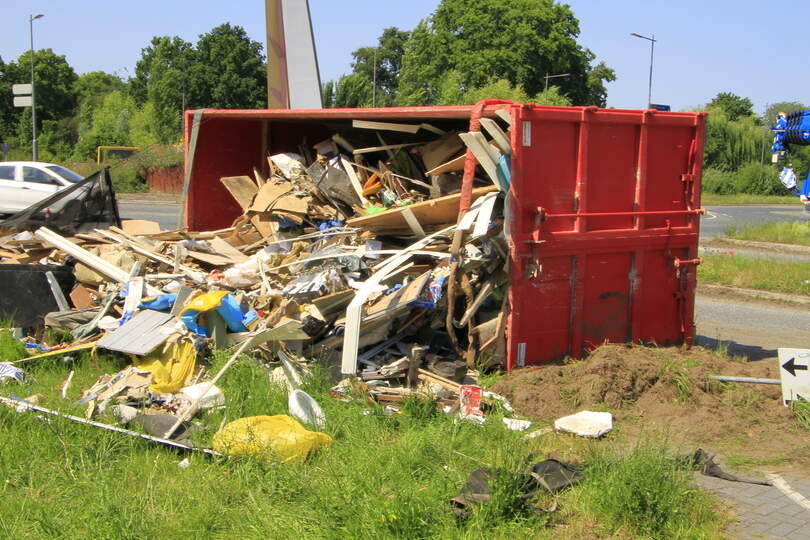 Container met afval valt van vrachtwagen in Weert | De Limburger