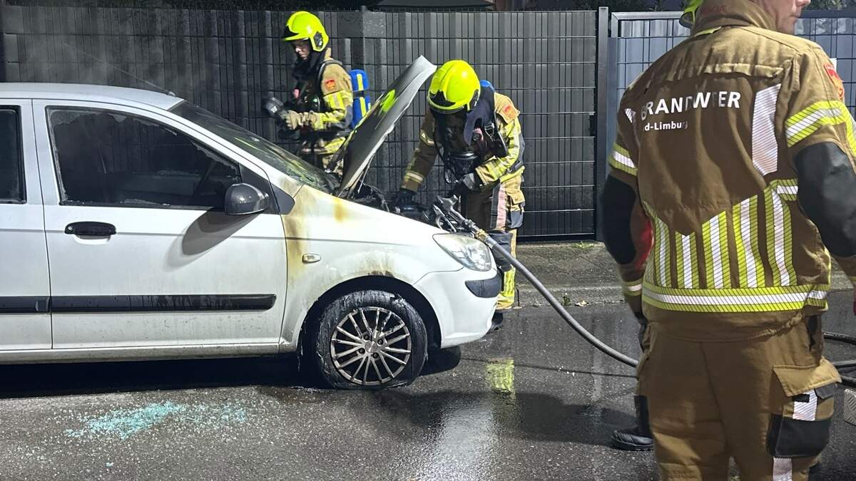 Geparkeerde auto vat vlam in Heerlen | De Limburger