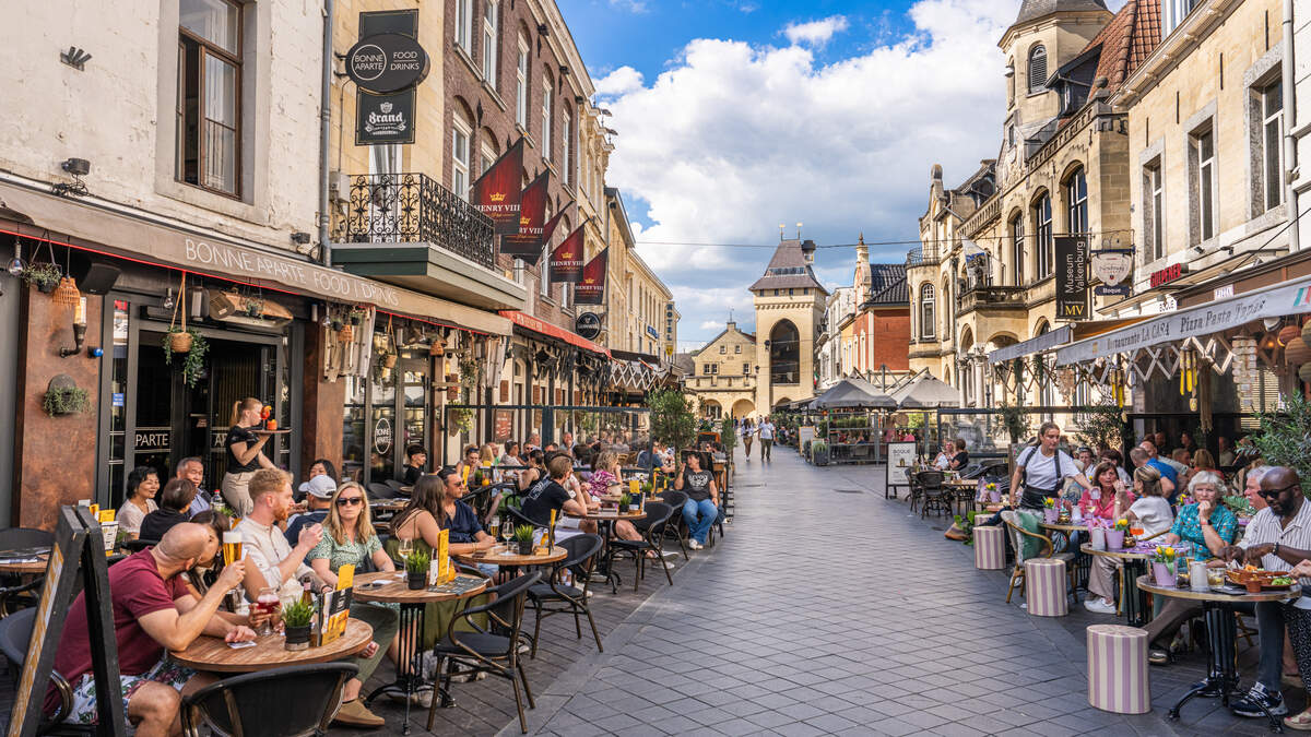 Eigenaar bekend restaurant Valkenburg trapt iemand tegen hoofd in ...